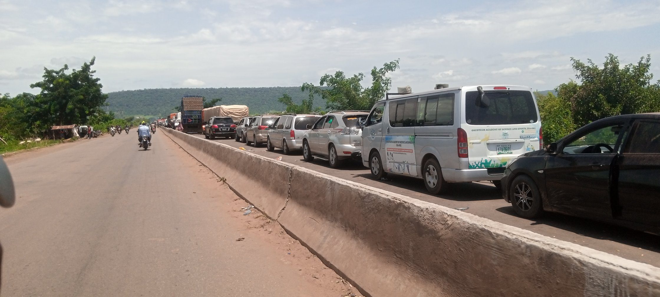 PHOTOS: Commuters trapped on flooded Abuja-Lokoja road - TheLink News